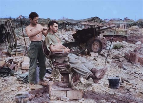 二战彩色老照片：遭俘虏的德军士兵，笔直地站在美军士兵面前