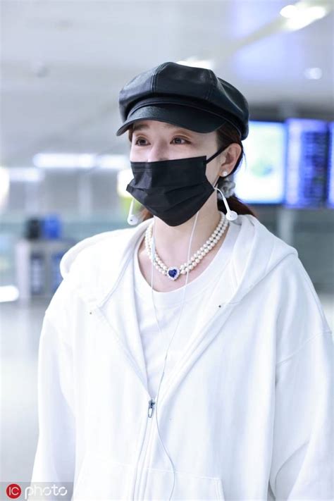 阚清子上海机场 白色拉链卫衣蓝色波点裤可爱俏皮 搜狐大视野 搜狐新闻