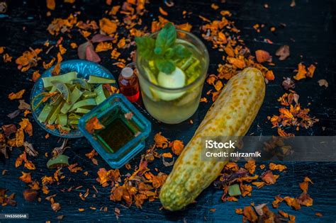 오이 또는 케 라를 사용 하 여 일광 화상 및 선탠 용 유리 용기에 나무 표면에 알로에 베라 젤과 로즈 오일로 아의 유기 얼굴 팩을 클로즈업 하 고 잎을 가진 장미 잎을 엽