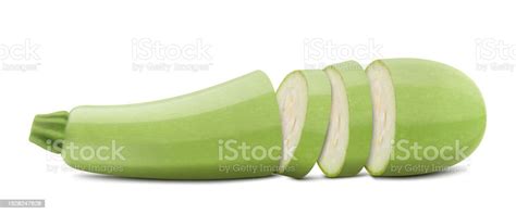 신선한 이탈리아 호박 또는 골수와 잘게 잘린 조각이 흰색 배경에 분리되어 있습니다 사실적인 3d 벡터 그림입니다 클리핑 경로 및