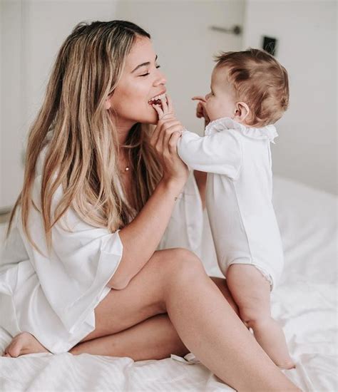 剛出生的Baby怎麼抱才對正確抱小孩手法大公開抱錯了小心自己腰受傷 LINE購物
