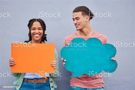 말풍선 다양성 그리고 광고 모형 및 회색 배경의 공간을 위한 스튜디오의 친구 몇 명 종이 배너 및 소셜 네트워킹 커뮤니케이션 및 브랜딩을 위한 남성과 여성 20 24세에