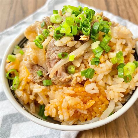 【鍋キューブで簡単炊き込みご飯】ピリ辛がやみつきになる「豚キムチ風炊き込みご飯」も入れてスイッチonするだけ