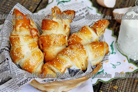 Слойки с курицей из слоёного теста 13 фото в рецепте