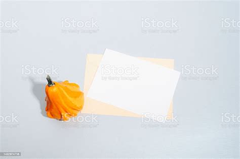 오렌지색 장식용 호박과 회색 배경에 빈 시트가있는 봉투 가을 휴일 개념 상단보기 플랫 레이 모형 0명에 대한 스톡 사진 및 기타