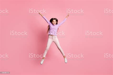 평온한 아이 소녀 점프의 전체 길이 사진은 파스텔 색상 배경을 통해 고립 된 손을 뛰어 아이에 대한 스톡 사진 및 기타 이미지
