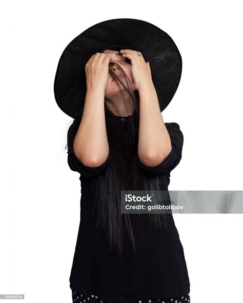 흰색 배경에 고립 된 마녀 의상을 입은 젊은 여성의 초상화 흰색에 할로윈 테마 20 24세에 대한 스톡 사진 및 기타 이미지