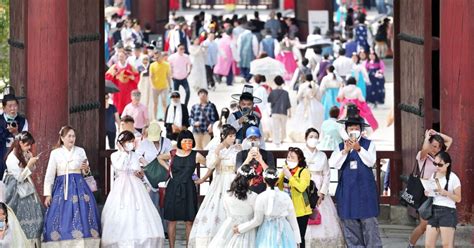 포토 외국인 관광객 붐비는 경복궁