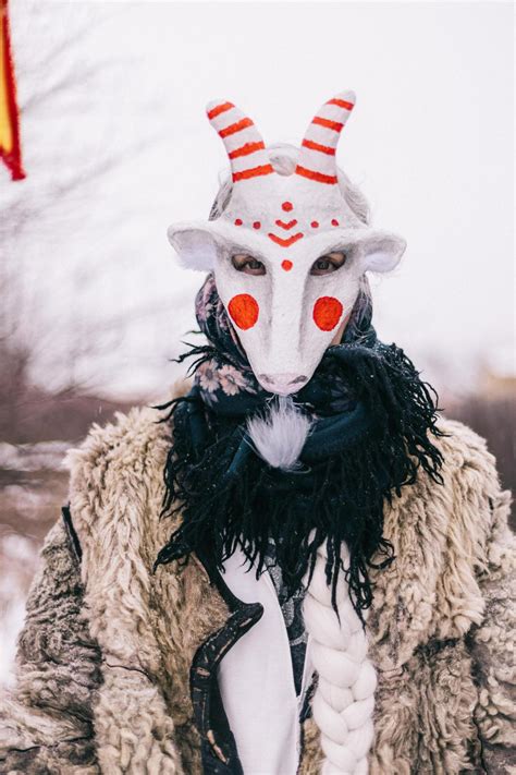 Мастер класс создаём карнавальную маску из папье маше