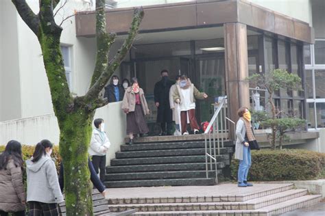 教育学部 渡邊 史 准教授と【合唱Ⅰ】の受講学生による「フラッシュ・モブ」パフォーマンスが開催されました 滋賀大学教育学部