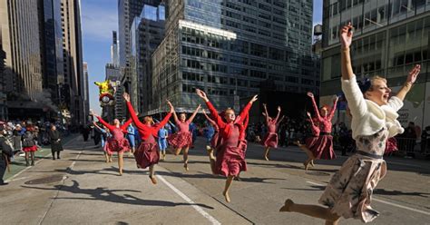 추수감사절 퍼레이드에서 춤추는 무용단