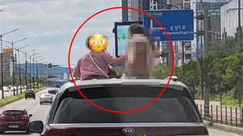 경찰 비키니 오토바이 커플 과다노출 혐의로 내사 착수 무인 인형뽑기방서 대변 본 여성 잘못 시인…급해서 그랬다