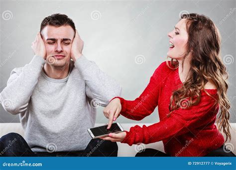 Esposa Que Grita En El Marido Hombre De Engaño Traición Imagen De