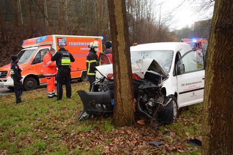 A Abfahrt In Hamburg VW Caddy Kracht Frontal Gegen Baum MOPO