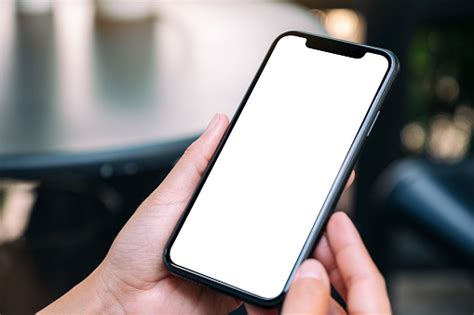 빈 흰색 바탕 화면으로 검은 색 휴대 전화를 들고있는 여자 가득 찬에 대한 스톡 사진 및 기타 이미지 가득 찬 공란