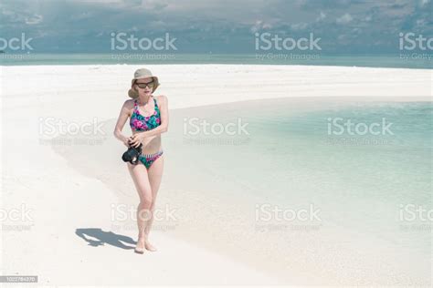 관광 4 월 몰디브에서에서 멀지 않은 Maafushi 섬 모래 은행에 산책 하는 카메라와 함께 수석 레이디 걷기에 대한 스톡