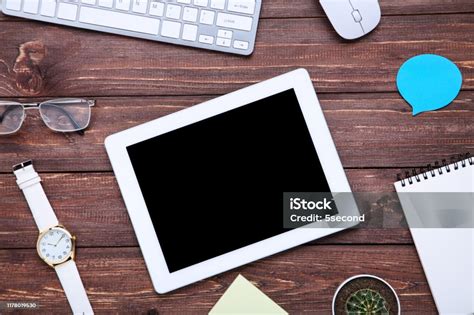 갈색 나무 테이블에 사무용품이 있는 태블릿 및 컴퓨터 키보드 0명에 대한 스톡 사진 및 기타 이미지 0명 갈색 공란 Istock