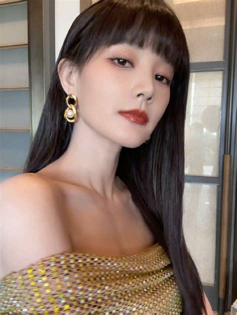 李一桐齐刘海造型千娇百媚 金色抹胸裙秀迷人锁骨 搜狐大视野 搜狐新闻