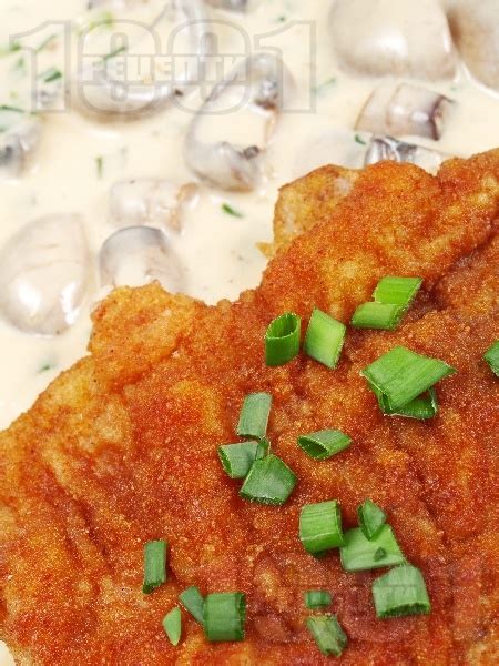 Пържени паниран в брашно яйца и галета шницел от свински пържоли с бял сос от гъби и сметана на