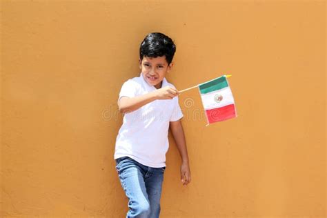 Niño Latinoamericano De 8 Años Muestra La Bandera De México Orgulloso