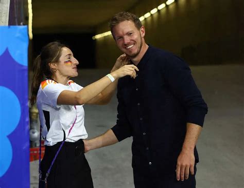 ＜欧州選手権 スイス・ドイツ＞試合後、パートナーと喜び合うドイツ代表ナーゲルスマン監督（右）（ロイター） ― スポニチ Sponichi