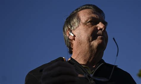 Já levei facada na barriga e hoje foi nas costas diz Bolsonaro após