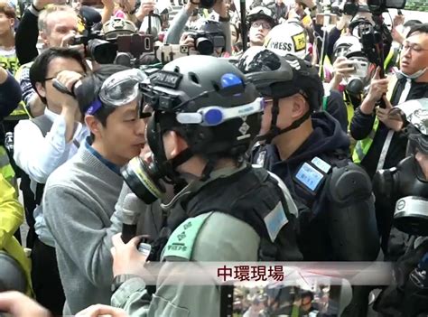 【修例风波】许智峯与在场警员口角 促警停止挑衅市民 星岛日报