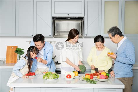 一家人居家做饭高清图片下载 正版图片501225568 摄图网
