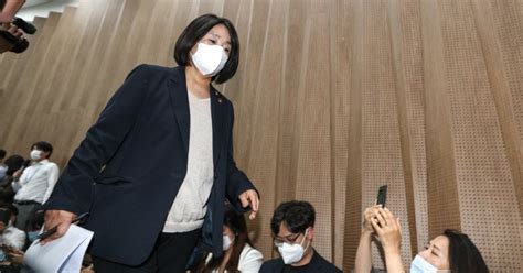 국회 기자회견장 들어서는 윤미향 당선인