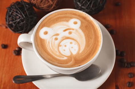 나무 테이블에 곰 클로즈업의 형태로 라 떼 아트와 카푸치노 커피 카페에서 커피의 개념 갈색에 대한 스톡 사진 및 기타 이미지 갈색 곰 공예 Istock