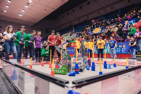 Azi Se Decid Campionii României La Robotică Mii De Elevi Din Toată ţara Luptă Pentru şansa De A