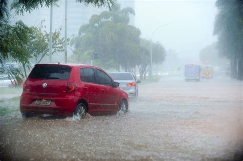Temporal Causa Alagamentos E Queda De Energia Em Brasília