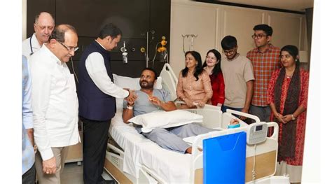 पुणे जयकुमार गोरे यांच्या भेटीसाठी देवेंद्र फडणवीस रुग्णालयात