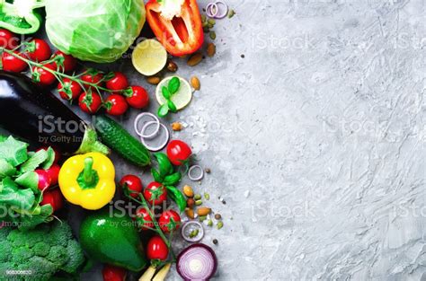 회색 바탕에 신선한 야채 세트입니다 향기로운 나물 양파 아보카도 브로콜리 고추 종 가지 양배추 무 오이 아몬드 Rucola 아기 옥수수 배너 0명에 대한 스톡 사진 및 기타