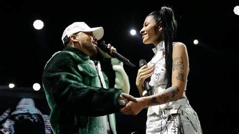 Así fue el conmovedor momento que compartieron Cazzu y Nodal en pleno concierto en Guadalajara