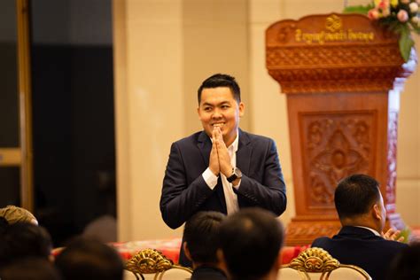 ឧកញ៉ាបណ្ឌិត គីម ហ៊ាង ប្រកាសបុគ្គលិកឆ្នើមលក់ បុរី វិមានសំណាង ៣រូប ទៀតជាប់ឈ្មោះទៅលេងសហរដ្ឋអាមេរិក