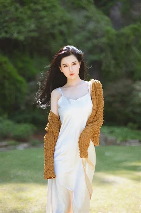 长发飘逸的气质美女吊带连衣裙皮肤白嫩清纯唯美图片 美女图 花瓣网