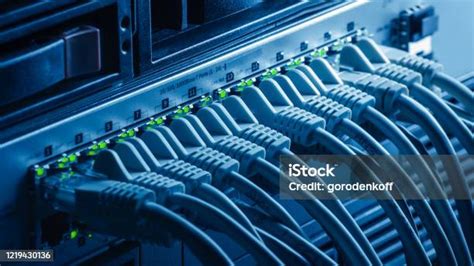 매크로 샷 깜박이는 표시등이 있는 라우터 포트에 연결된 이더넷 데이터 센터 케이블 통신 Rj45 인터넷 커넥터가 모뎀 Lan 스위치에 연결되었습니다 사이버 보안 데이터베이스