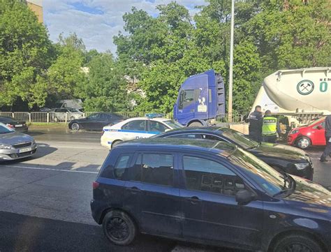 ПЪРВО В ПИК Тежка катастрофа с тир в София има много полиция хвърчат линейки СНИМКИ