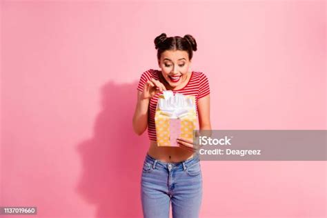 그녀의 그녀의 좋은 귀여운 매력적인 매력적인 윈 섬 사랑 스러운 소녀의 재미 있는 쾌활 한 소녀 캐주얼 스트라이프 T 셔츠 청바지 손에 들고 새로운 선물 분홍색 파스텔