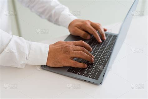 近距离的商务人士工作使用电脑笔记本电脑
