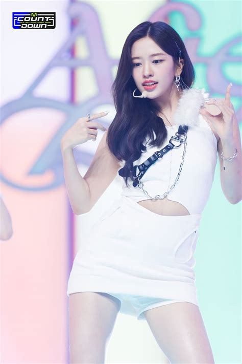 Pin De Ahjin En An Yujin Vídeos De Baile Baile Actuacion