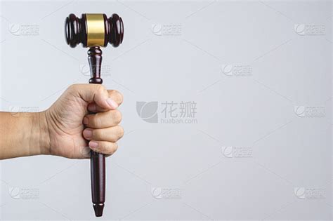 手持法官的木槌作为法律或正义的标志