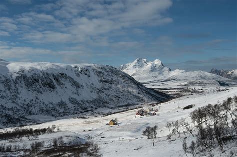 감기 겨울 경치 경치가 좋은 경험담 골짜기 구름 구름 경치 노르 드 랜드 노르웨이 눈 눈 덮인 산 로 포텐 로 포텐 섬 로포텐 산맥 마을 맑은