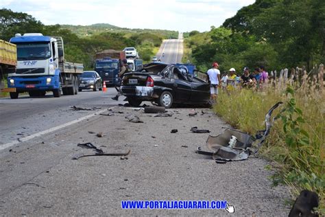 Acidente envolvendo um carro de passeio e uma carreta deixa uma vÍtima