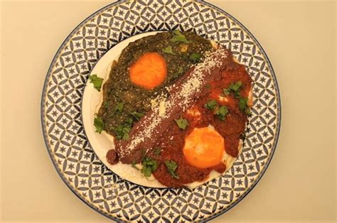 Huevos Divorciados Con Salsa Roja Y Verde