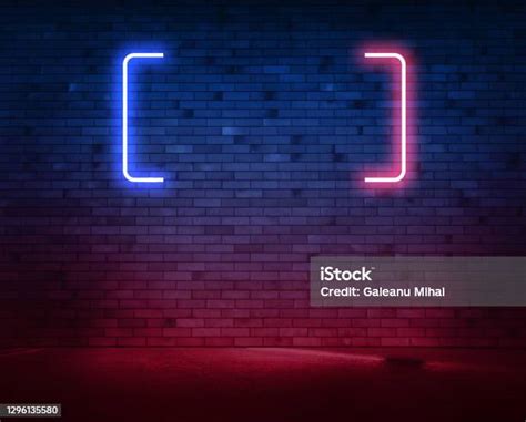 튜브와 젖은 아스팔트가있는 벽돌 네온 벽 복사 공간이 있는 배경 0명에 대한 스톡 사진 및 기타 이미지 0명 검은색 기하 도형 Istock