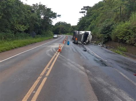 Motorista morre após caminhão carregado diesel tombar na BR 153 em