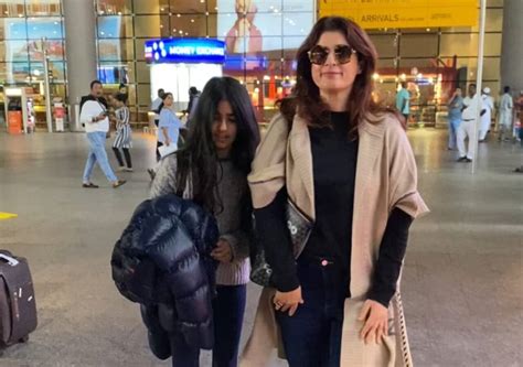 Twinkle Khanna Spotted At Airport With Nitara See Photos नितारा संग