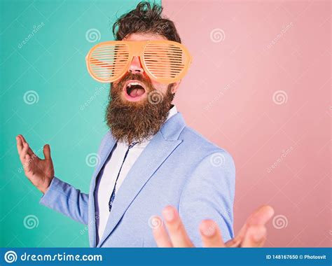 El Hombre De Negocios Aliment Para Arriba Ser Serio Goce El Ser Usted Mismo Sincero Y Natural